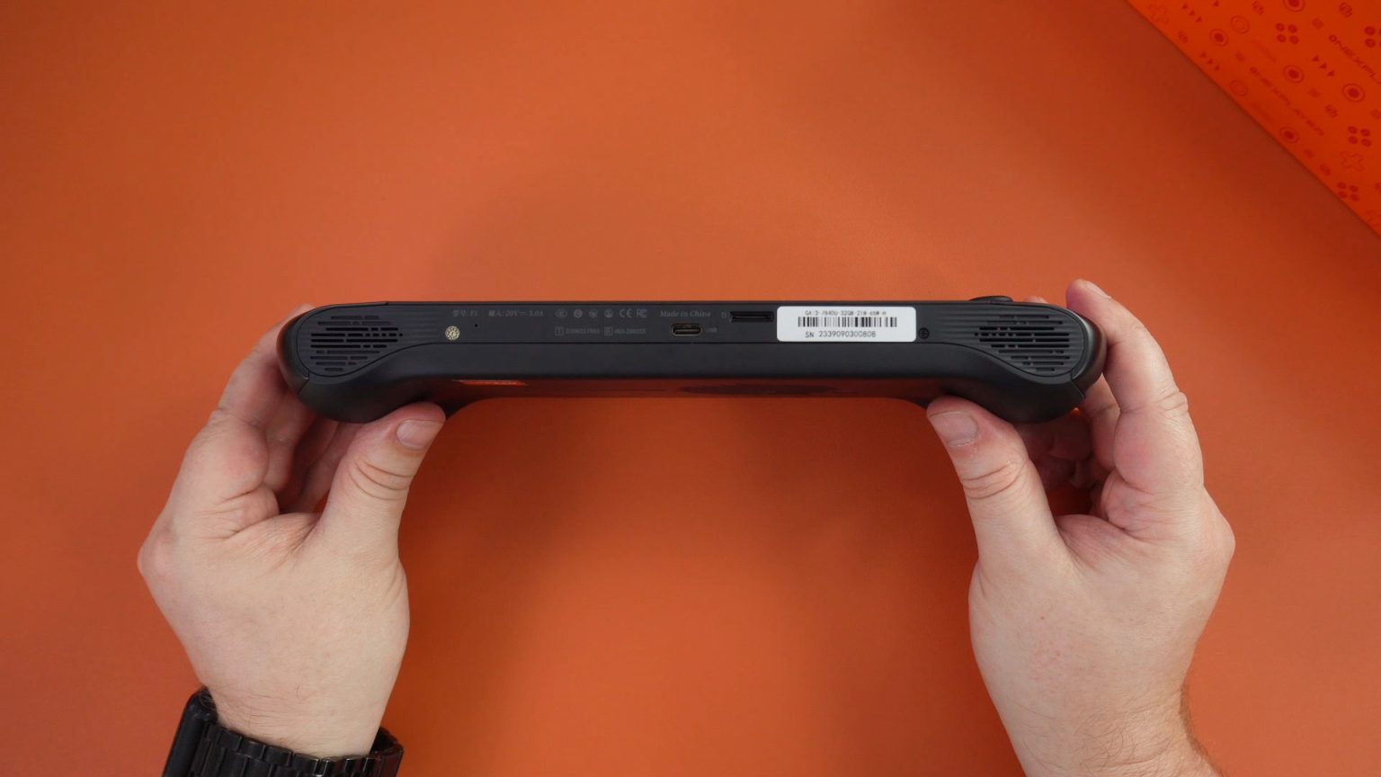 ONEXPLAYER ONEXFLY Review with video – A solid medium sized handheld ...