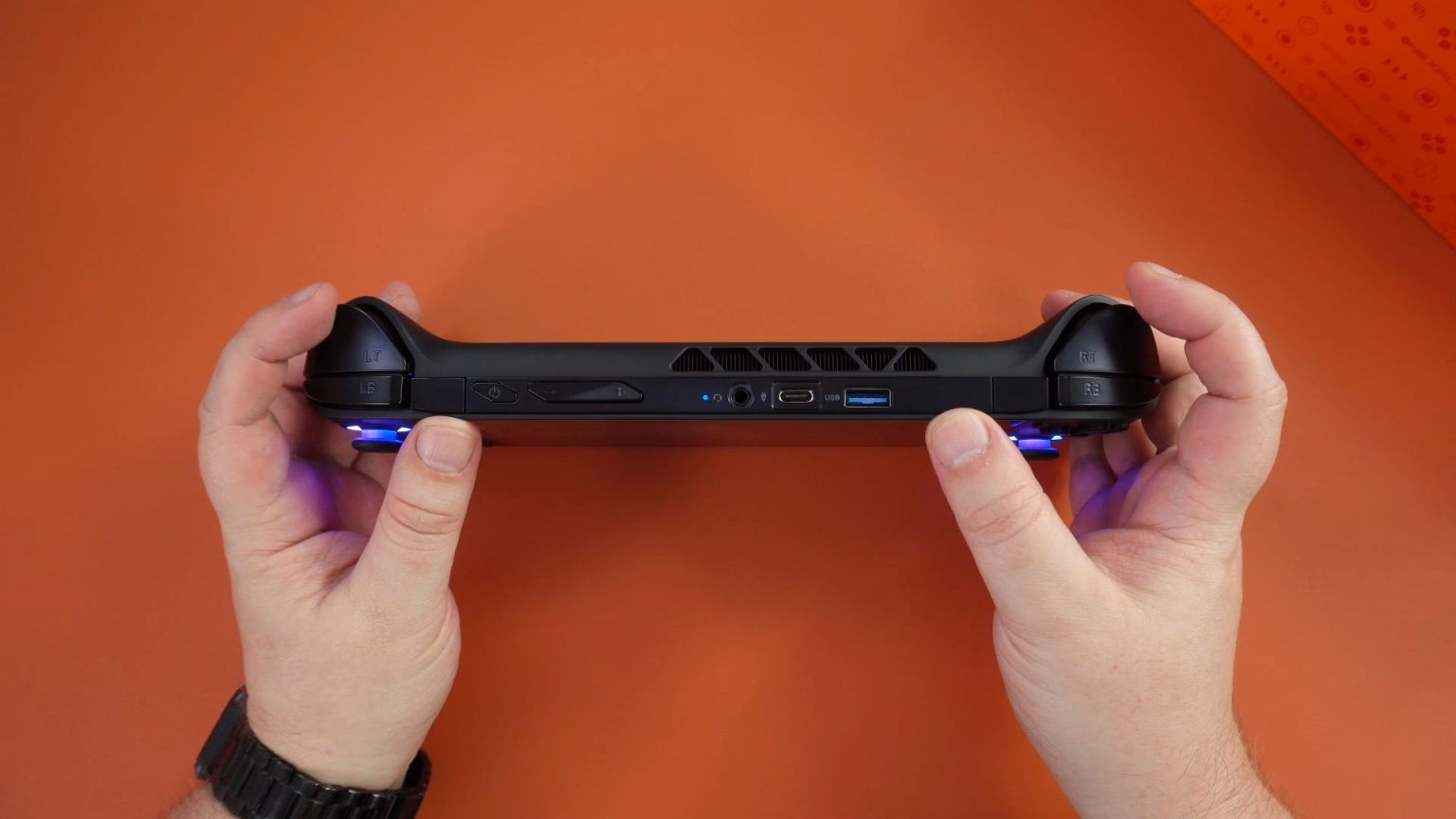 ONEXPLAYER ONEXFLY Review with video – A solid medium sized handheld ...