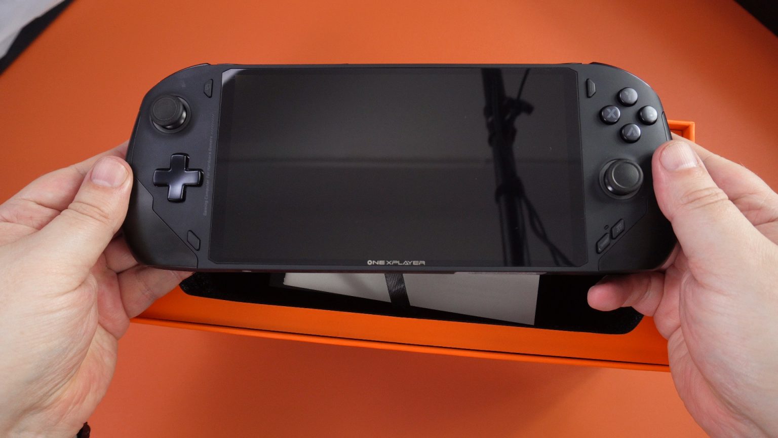 ONEXPLAYER ONEXFLY Review with video – A solid medium sized handheld ...