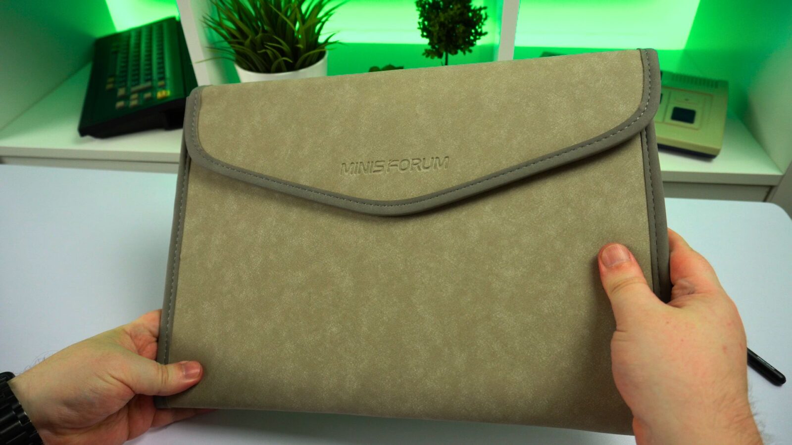 Minisforum V3 review with video – 3-in-1 tablet, laptop and portable ...