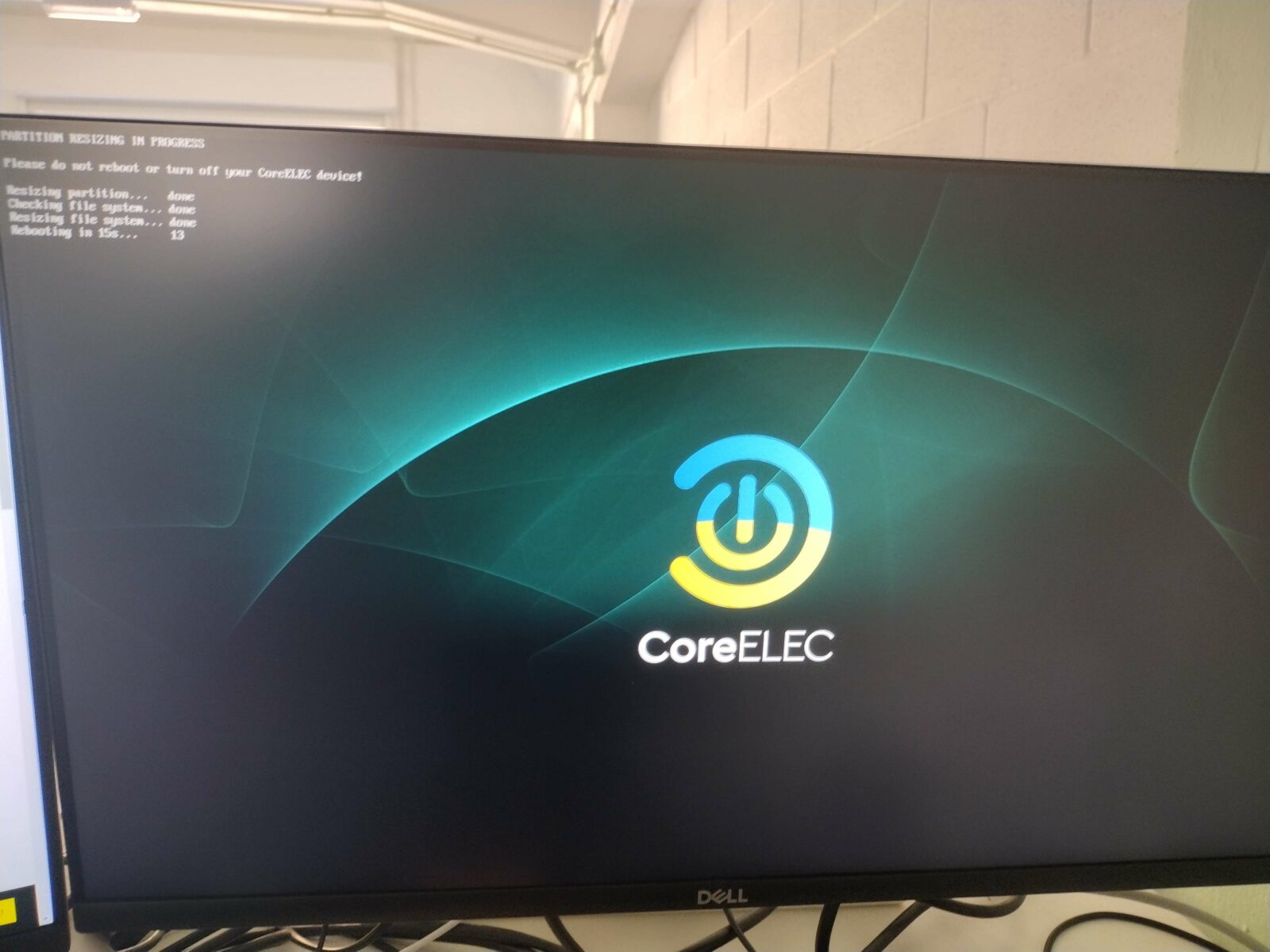 Jeśli się powiedzie, urządzenie uruchomi się w systemie CoreELEC. Najpierw zostanie ...