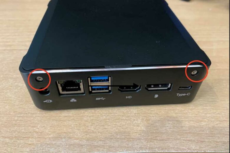 Til at begynde med skal du fjerne de to skruer på bagsiden af enheden ...