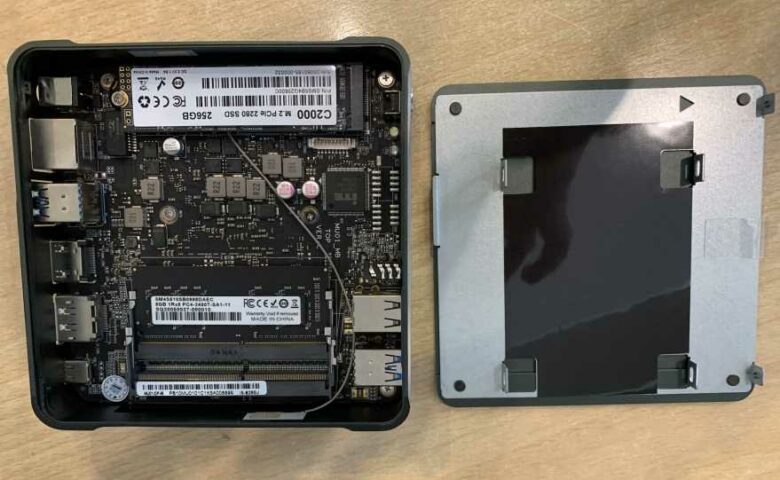 Nu hvor skruerne er fjernet, skal du løfte låget for at adskille det ...