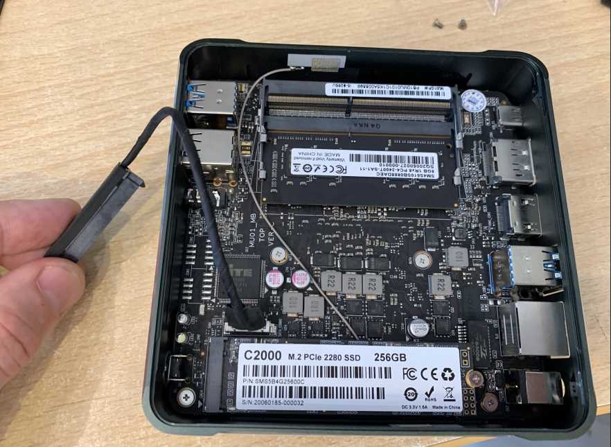 Nyní je disk bezpečně připevněn, vezměte kabel (který je SATA kabelem ...