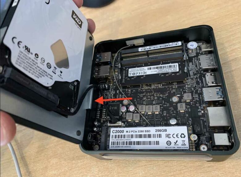 For at lukke CK1 skal du sætte låget på enheden og sørge for, at enderne af kablet er på samme ...