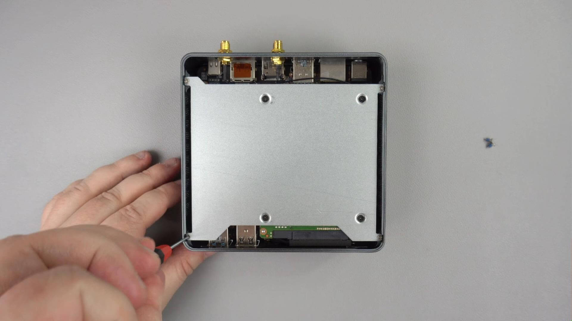 Cómo instalar un disco duro o SSD en el DroiX Proteus 11 • DroiX Knowledge Base - Tutorials for ...